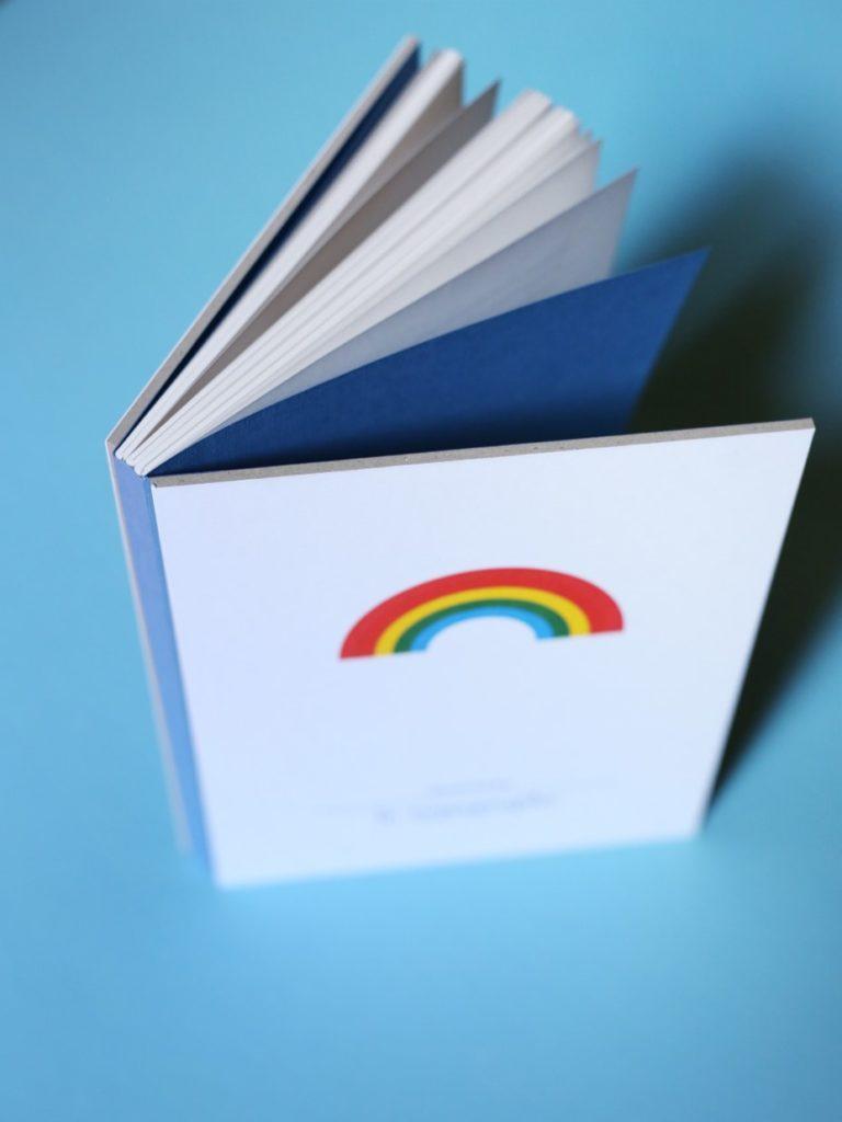 CAHIER CARTON A5+ HAPPINESS rainbow | le typographe | Qualité typo ...